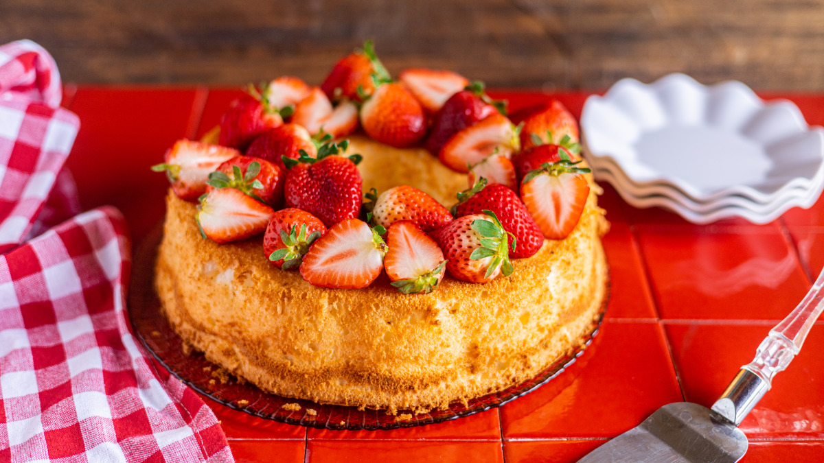 A guide to making the perfect angel food cake | roambud